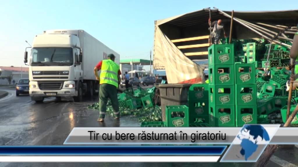 roman24 | Tir cu bere răsturnat în giratoriu