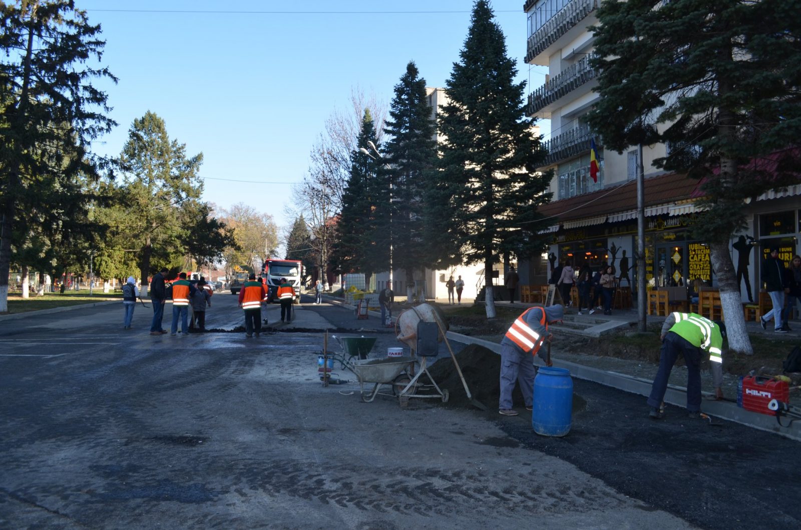 roman24 | Astăzi va începe turnarea covorului asfaltic în parcarea de ...