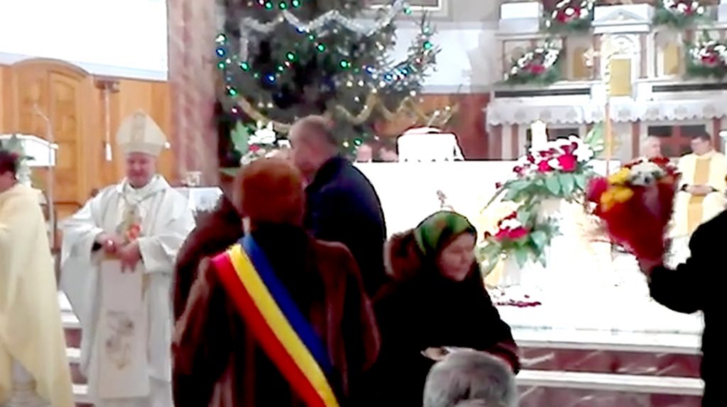 roman24 | (Video) La Săbăoani, premierea cuplurilor ce au împlinit 50 ...