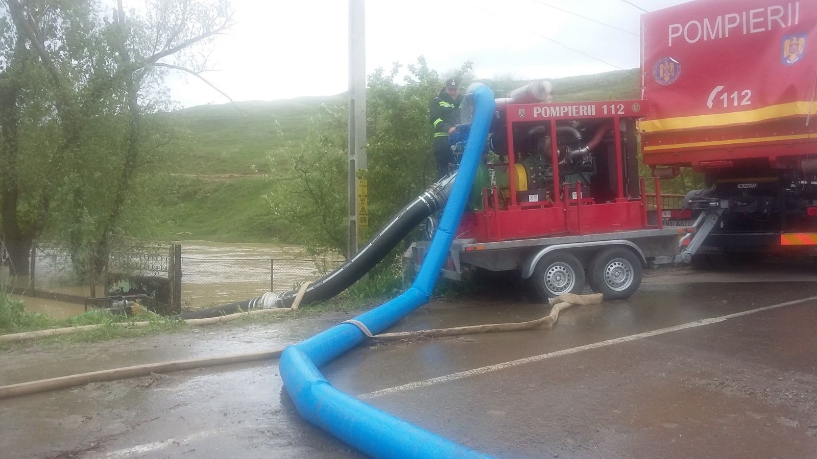 roman24 | Detașamentul de pompieri Roman intervine cu o motopompă de ...