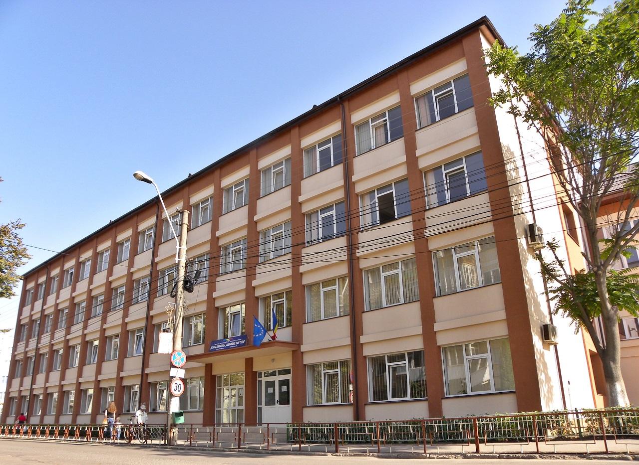 roman24 | De LUNI începe școala și pentru elevii din învățământul ...