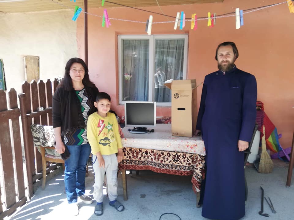 roman24 | 5 calculatoare si o tabletă pentru elevii din Parohia Poienari