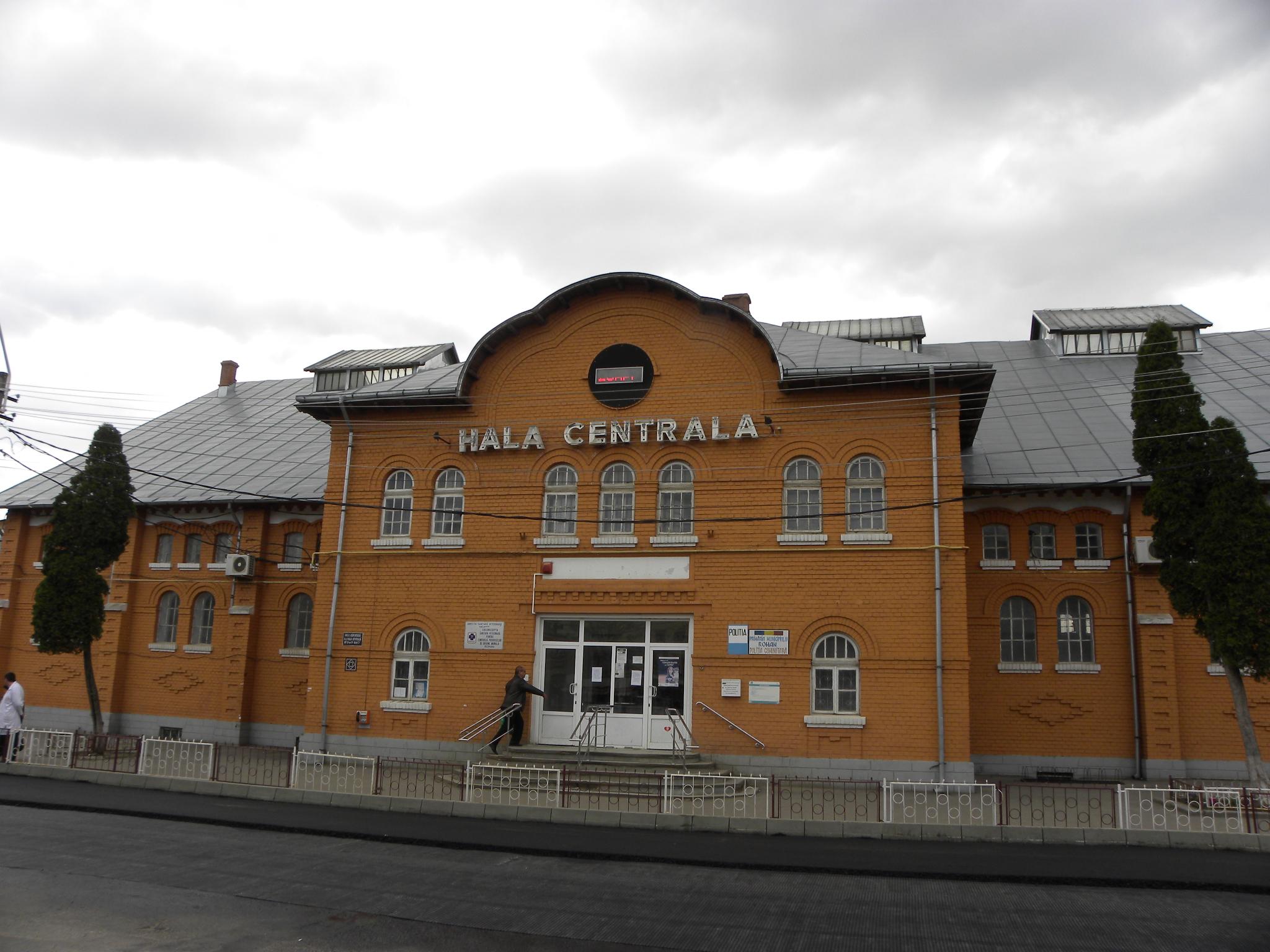 roman24 | Se scot la licitație spațiile din Hala Centrală Roman