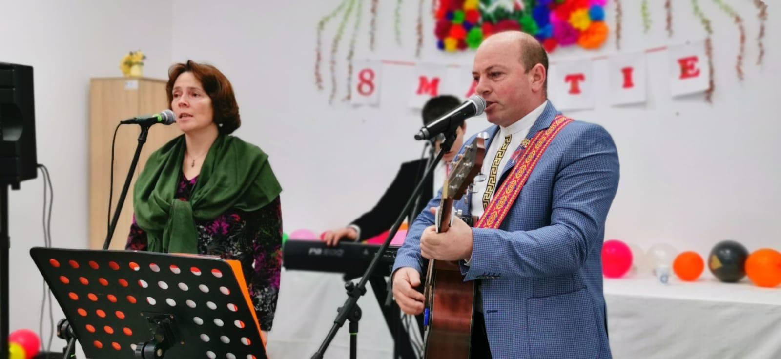 roman24 | (Video) Concert de muzică susținut de grupul folk EU CRED ...