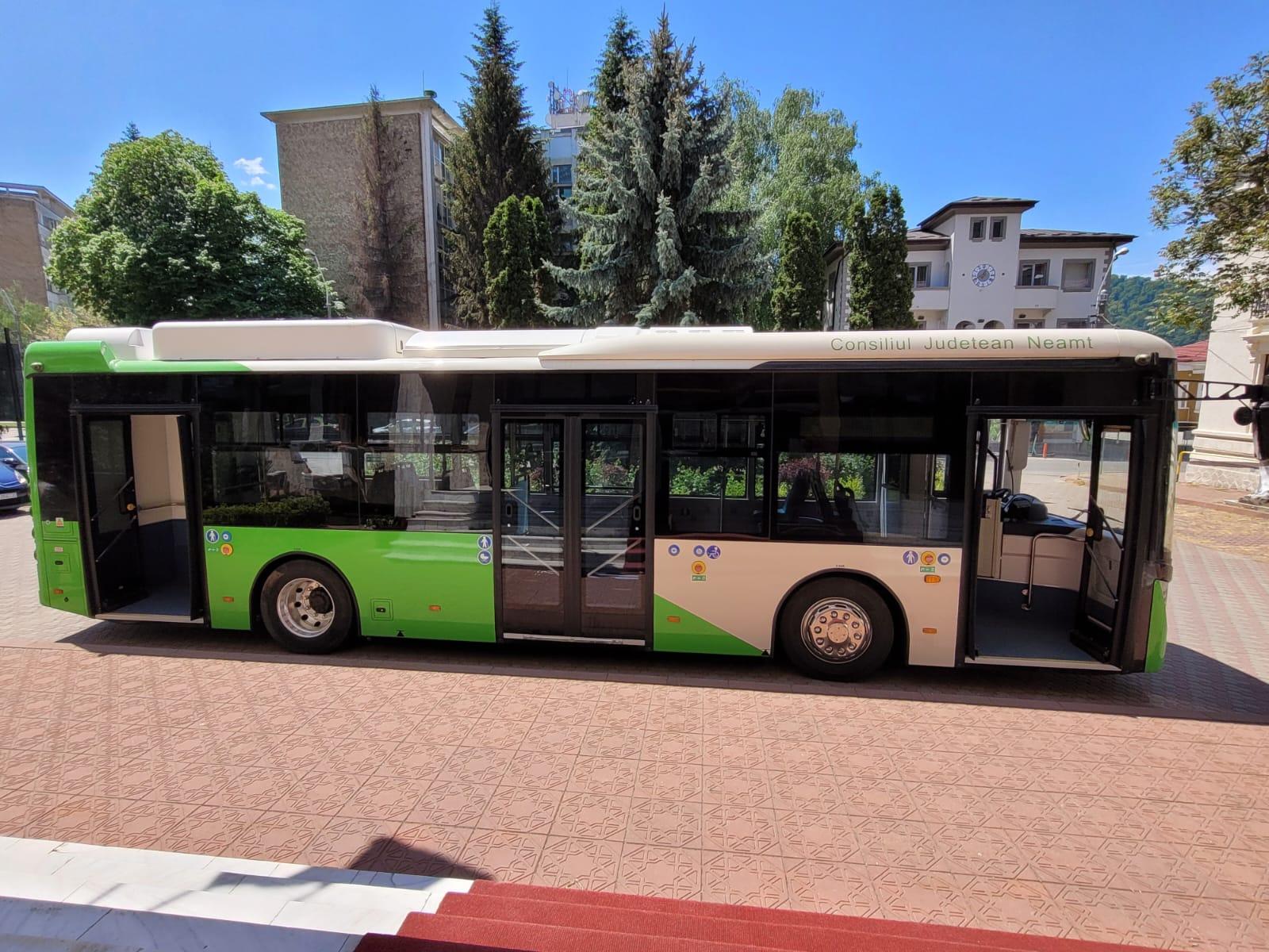roman24 | Consiliul Județean a adus primul din cele 59 de autobuze ...