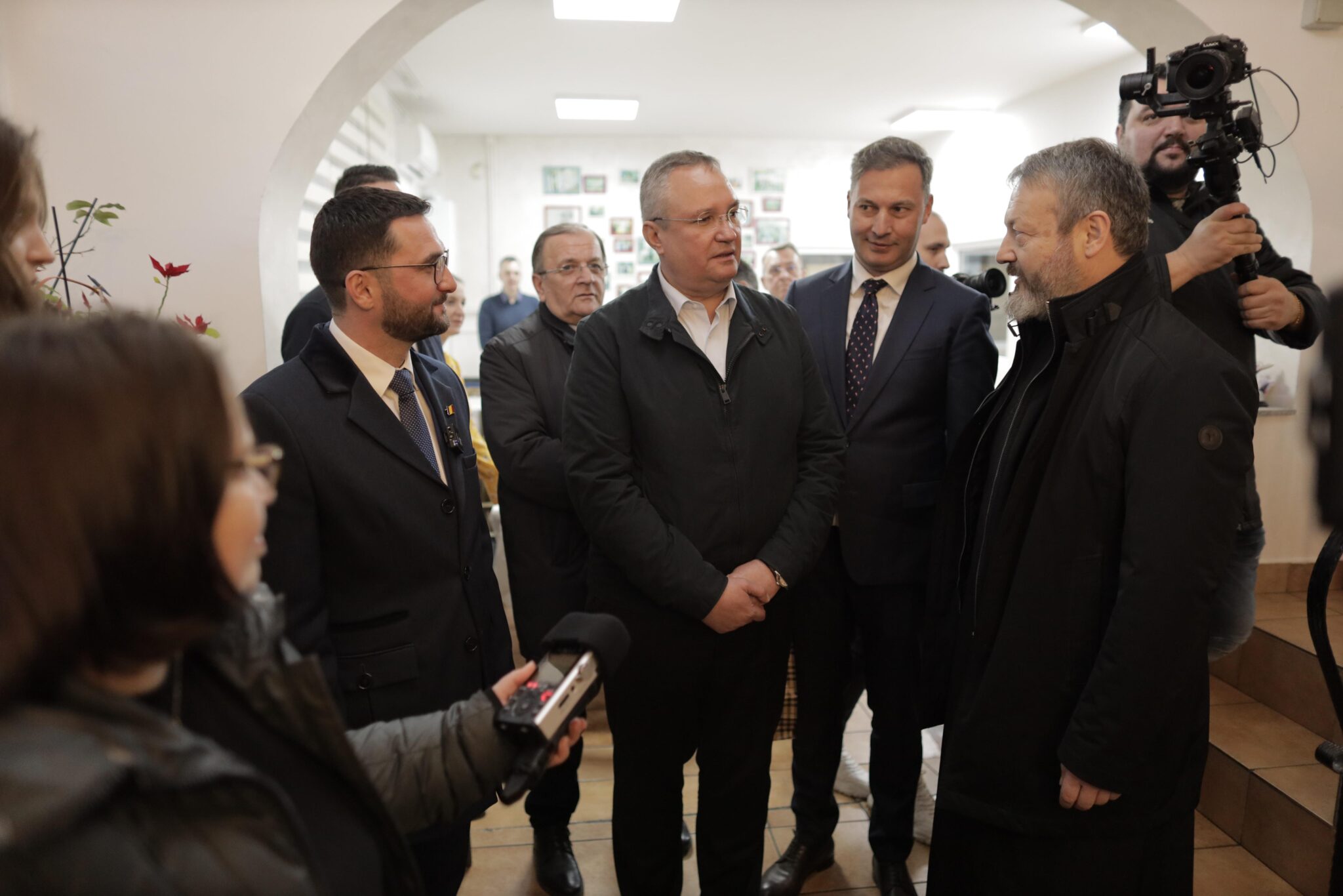 roman24 | Nicolae Ciucă, impresionat de harul, dăruirea şi implicarea ...