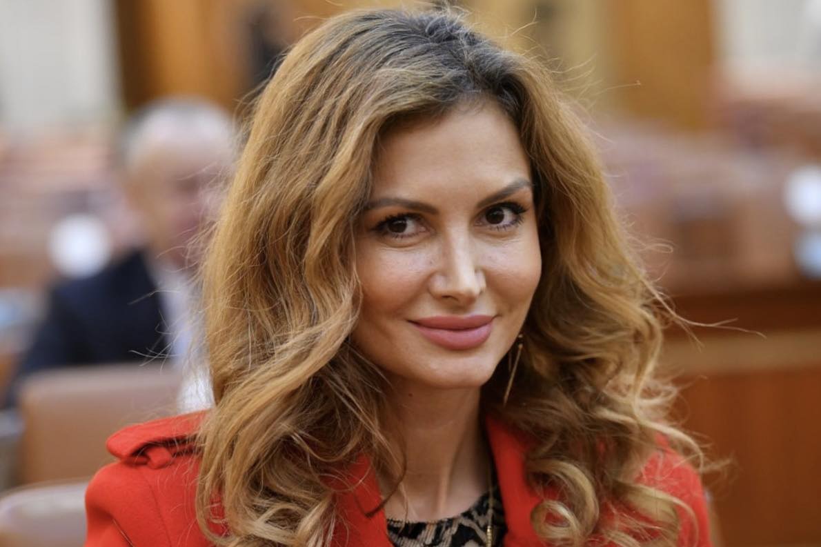 roman24 | Deputat Oana Bulai: La mulți ani, români de pretutindeni ...