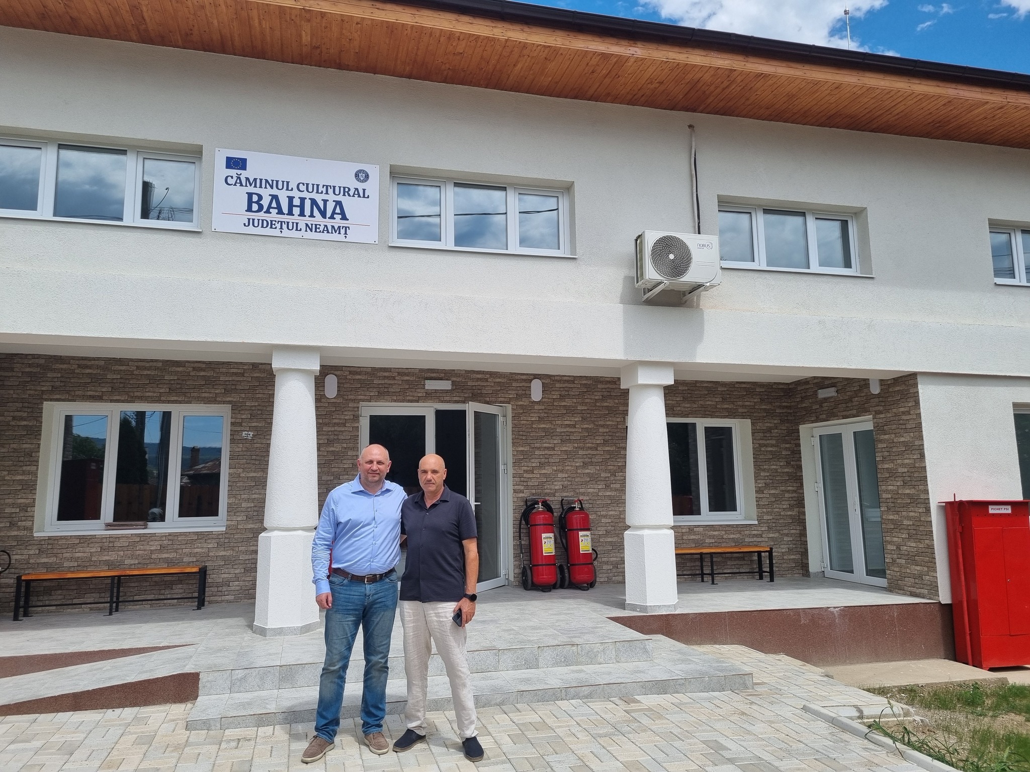 roman24 | Deputatul PNL Adrian Ciobanu, în vizită la noul cămin ...